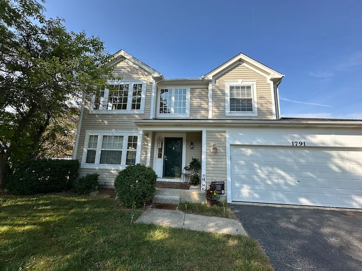 4 Bedrooms 2.1 Bath, Basement - Aurora, Naperville - Aurora