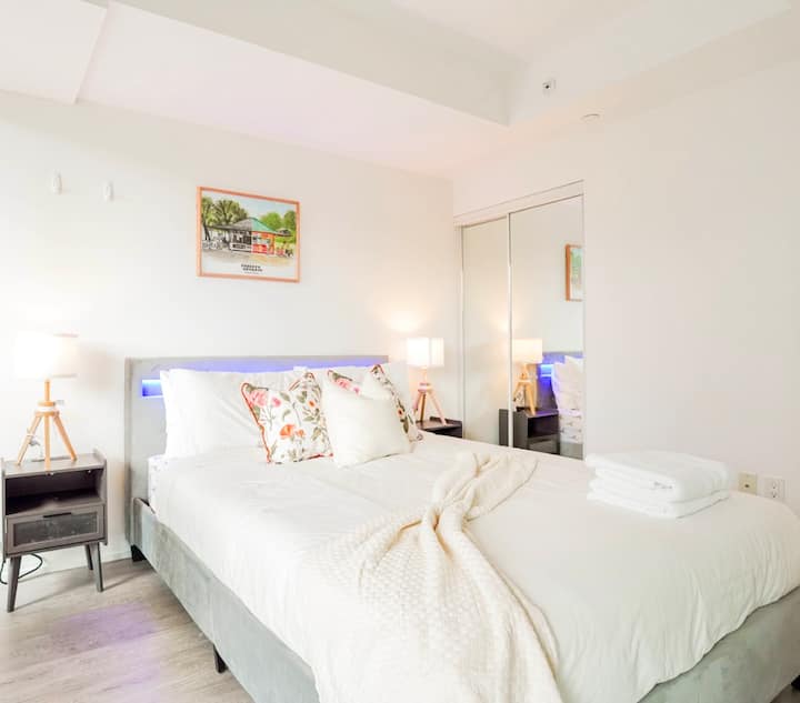 Chic Downtown Toronto 2-br Urban Retreat - Toronto
