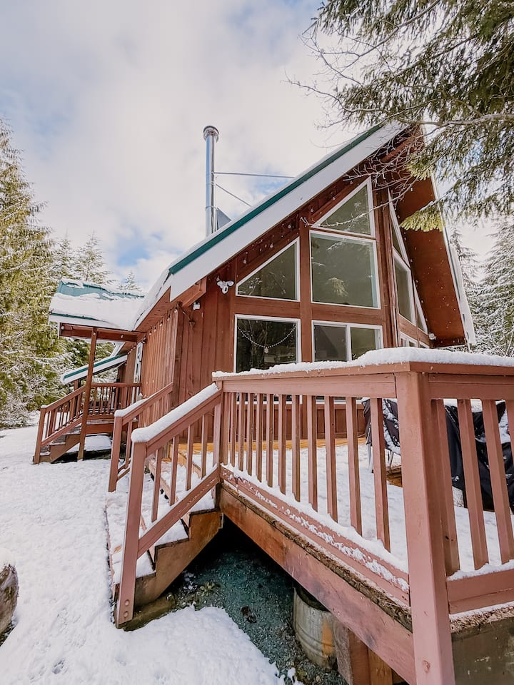 Secluded Dog-friendly A-frame | Hot Tub+sauna+ski - Skykomish, WA