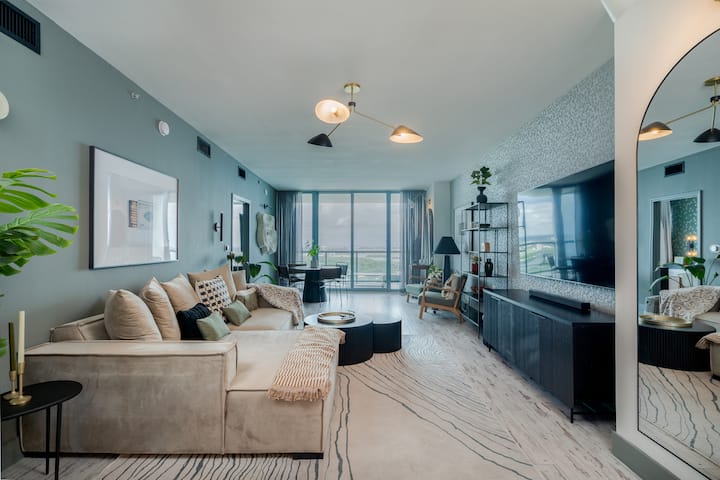 Modern Miami Stay | Waterfront Views | Pool Access - Miami, FL