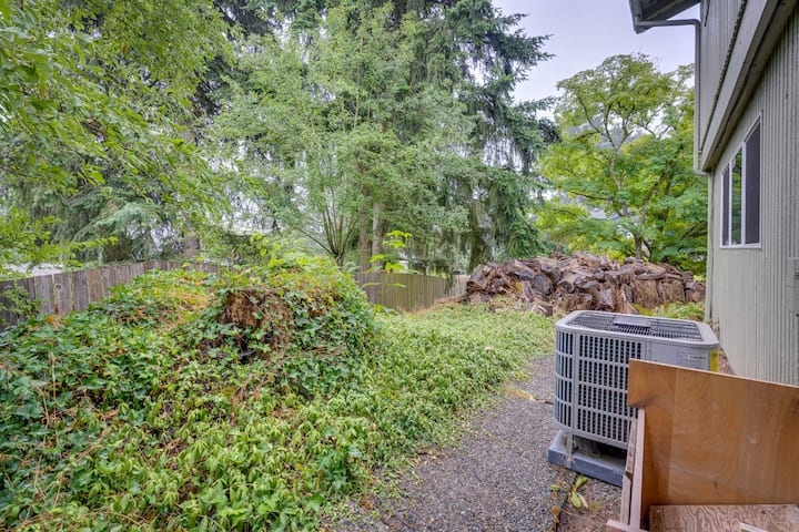 Peaceful Retreat Serene Lake Forest Park House - Mountlake Terrace, WA