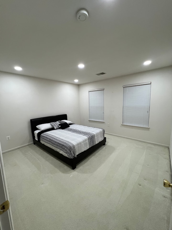 Comfy Room W/ Private Bath & Fast Wi-fi - Clifton, VA
