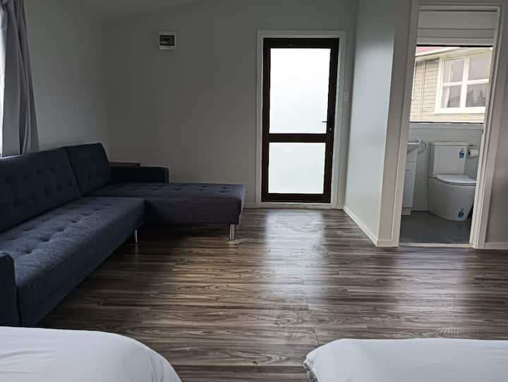 4 Double And 2 Sofa Beds Chalet - Ngongotahā