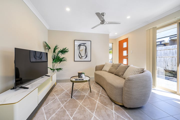 Bright 2br Escape: Netflix & Wi‑fi Near Theme Park - Jacobs Well