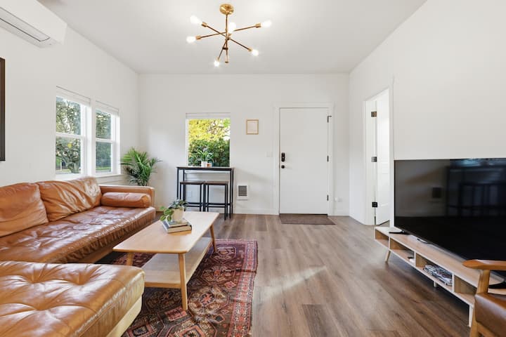 Arbor Lodge Gem | 2br/1ba Near Parks & Max - Portland