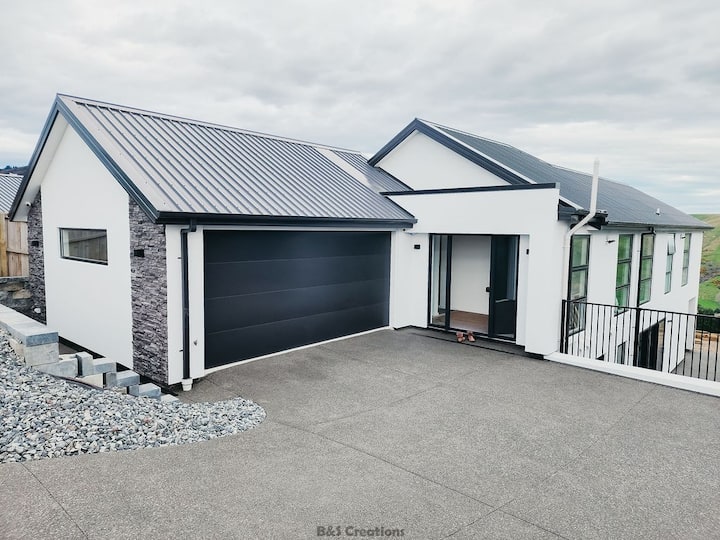 Modern Hillside Stay - 林肯