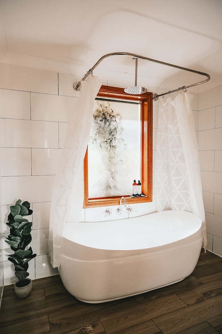 Todd’s Villa | River Stay + Rainfall Shower - Murray Bridge