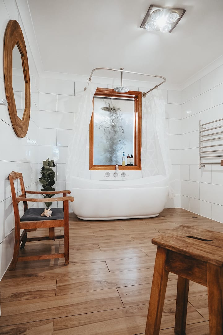 Todd’s Villa | Little Lux + Rainfall Shower - Murray Bridge