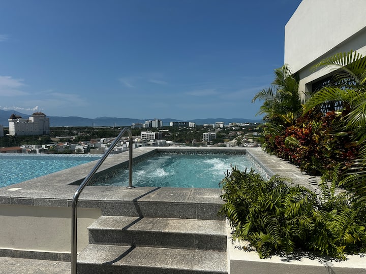 Bright 2br Apartment W/ Rooftop Pool & Bbq - Nuevo Vallarta