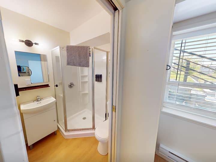 Douglas Suite #4 With Air Conditioning! - Powell River