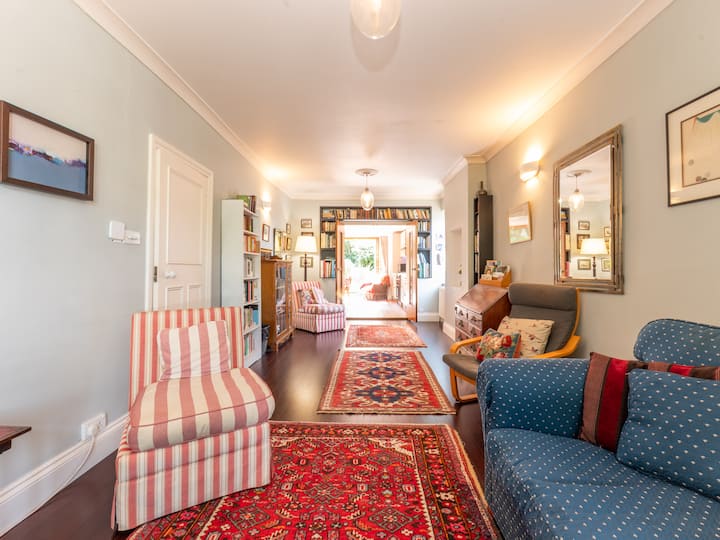 Charming 3-bed Bungalow With Character & Garden - London, UK