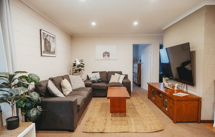Todd’s Lodge | Sleeps 5 • Firepit Nights & Big Tv - Murray Bridge