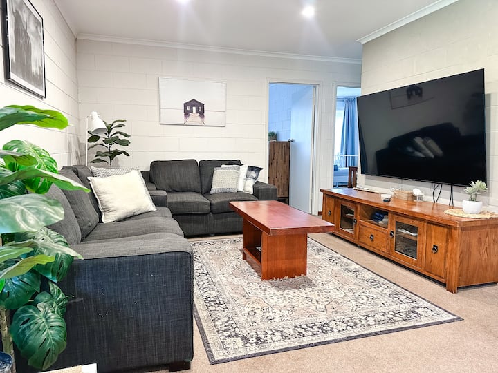 Todd’s Lodge | Massive Tv & Good Base - Murray Bridge