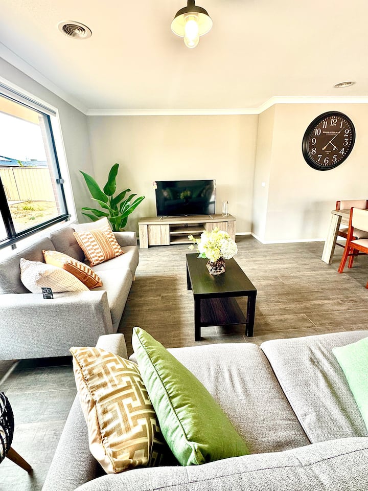 Modern & Spacious 3-bedroom Home. - Shepparton