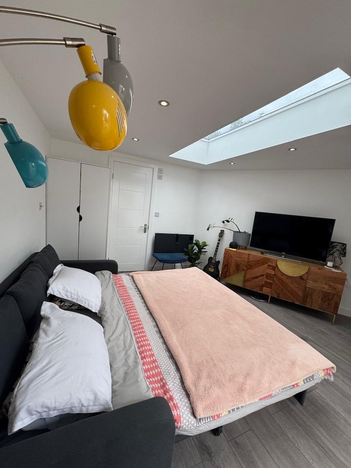 On Suite Annex Room In Twickenham - Hounslow