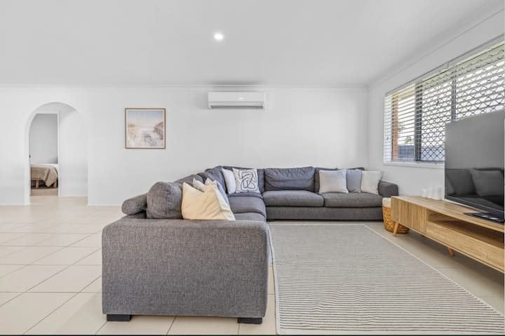 Pet Friendly, Family Retreat Near Lake And Beach - Bribie Island