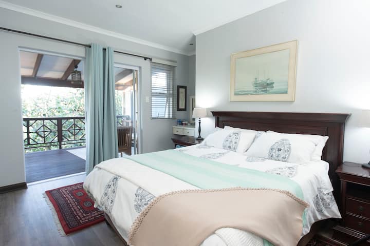Umzumbe Beach Stay- Balcony Room - Hibberdene