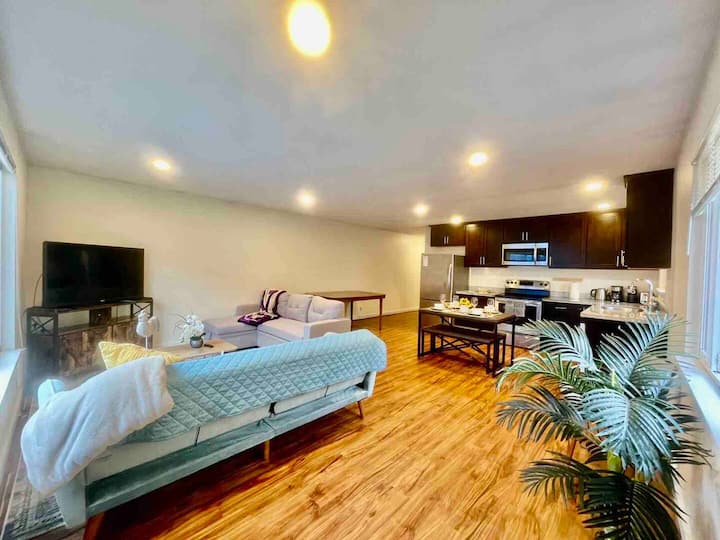 Chic & Cozy 2br/2ba In Queen Anne Comfortabl Stay - Seattle, WA