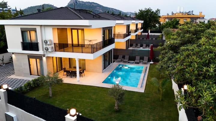 Havuzlu Jakuzili Müstakil Villa - Kemer