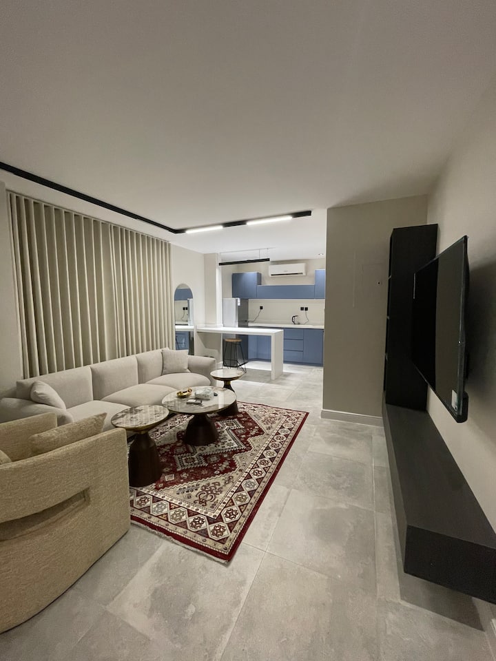 غرفه وصاله بجاكوزي أنيقة وهاديه - Dammam