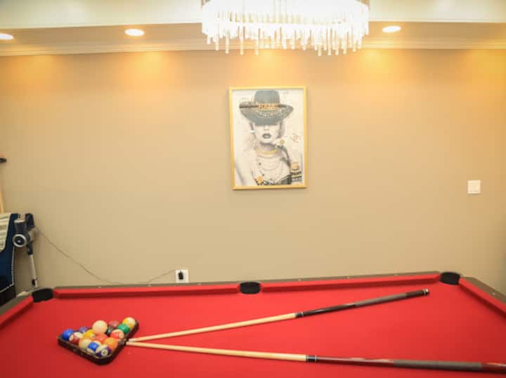 Spacious 2br 1ba W/theater & Bar - Stone Mountain, GA