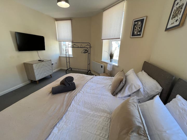 Cosy 2 Bedroom Flat Sleeps 4 Free Wi-fi - Swindon