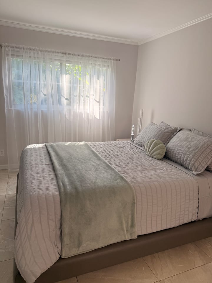 Sunny Isles Beach Luxury Retreat - Sunny Isles Beach, FL