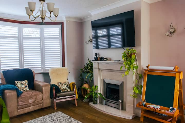 Cosy Home W/ Stylish Interior – Passthekeys - Watford