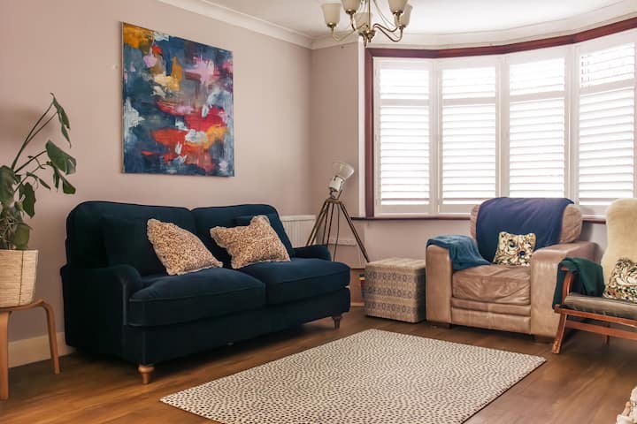 Cosy Home W/ Stylish Interior – Passthekeys - Watford