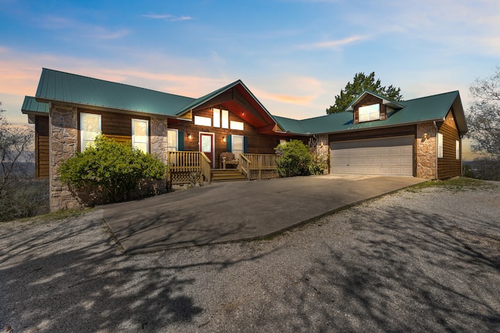 River Cabin, Hot Tub, Sleeps 10! - Eureka Springs, AR