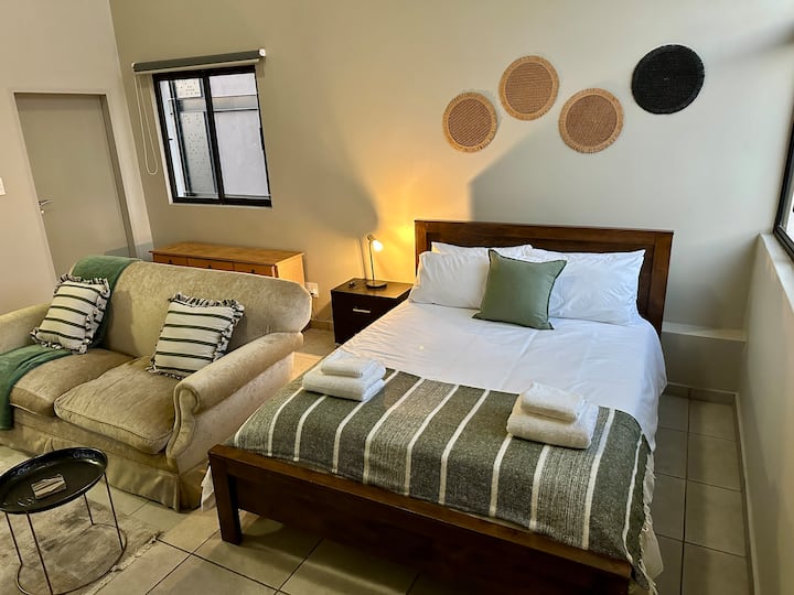 Serene Studio - Steps Away From Rosebank Mall - Johannesburg