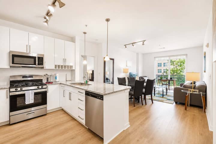 Modern Apt Downtown With Pool - Stamford, CT