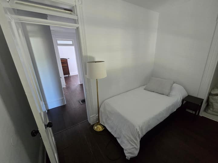 Budget Room Single Bed R1 - Brockville