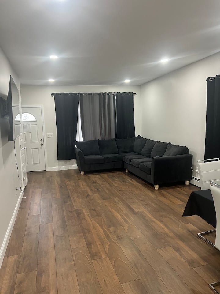 Pet-friendly 3br Walk To Lirr + Downtown Bay Shore - Heckscher State Park, East Islip