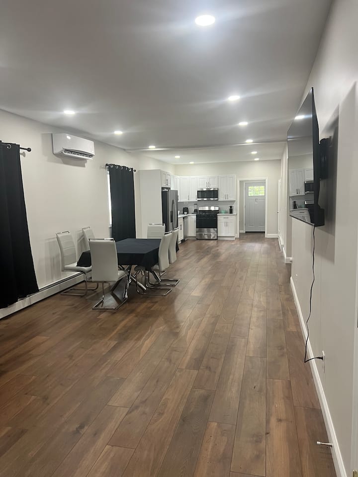 Pet-friendly 3br Walk To Lirr + Downtown Bay Shore - Deer Park, NY