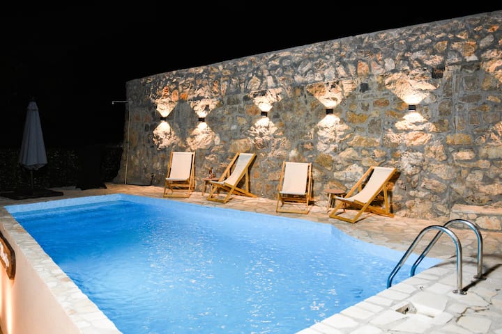 Panoramic Pool Retreat For 8 - Podgorica
