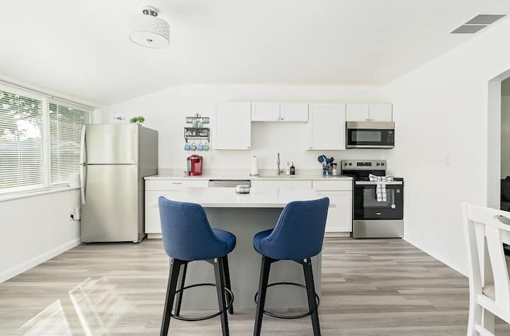 2br + Guest Room/office | Pet Friendly - Lakeland, FL