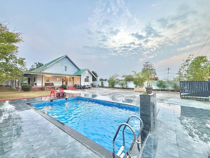 Luxe 3bhk Pool Farmstay |Ac-lawn-parties/corporate - Khopoli