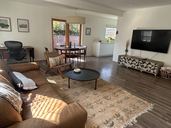 Modern & Cozy West Los Angeles Gem - Los Angeles, CA
