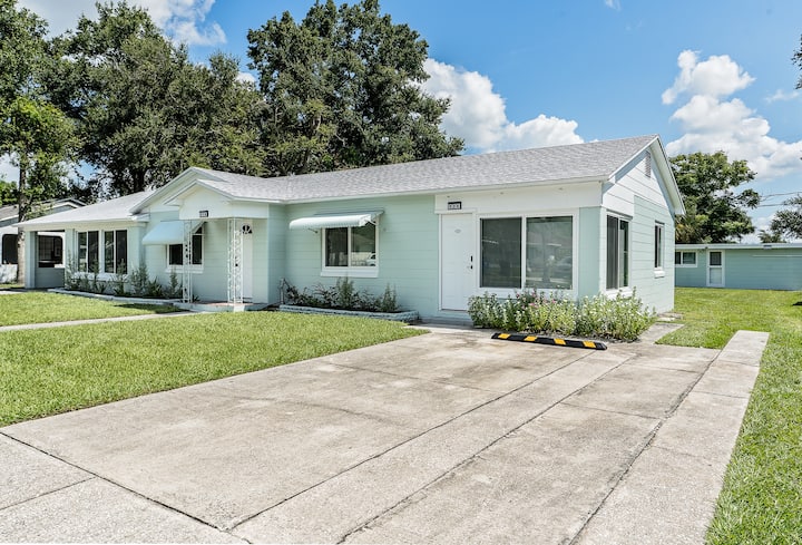 Group & Pet-friendly | 5br, 3ba Stay - Lakeland, FL