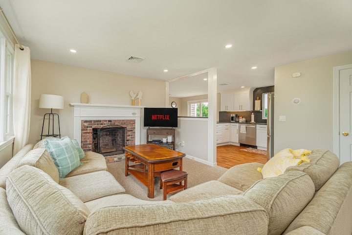 Cozy Sagamore Beach House - Sandwich, MA