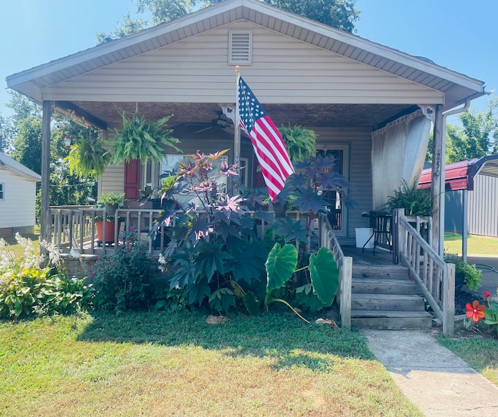 Hometown Hideaway - Ridgway, IL