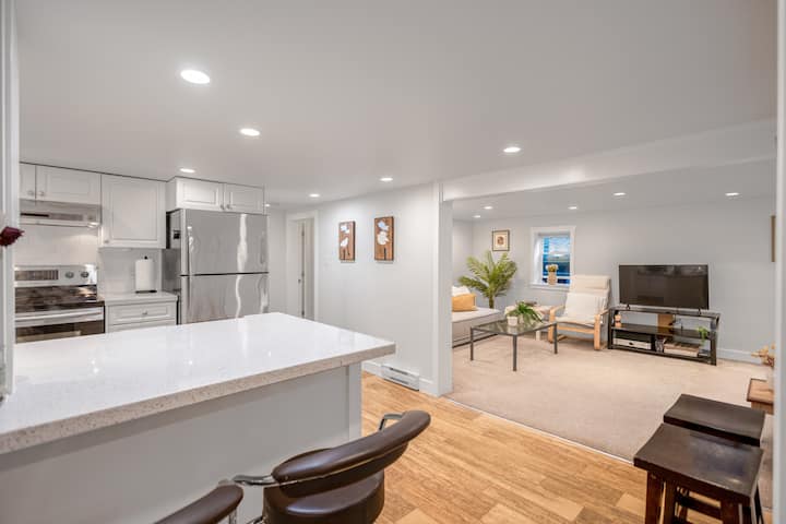 Prestigious 2 Bedrooms 2 Baths In West Point Grey - Vancouver