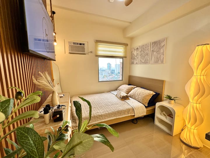 Japandi Condo In Cubao With Netflix & City View - Quezon City