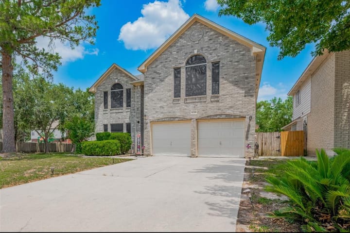 Corner Luxury Home With Park Views & Glass Accents - Houston, TX
