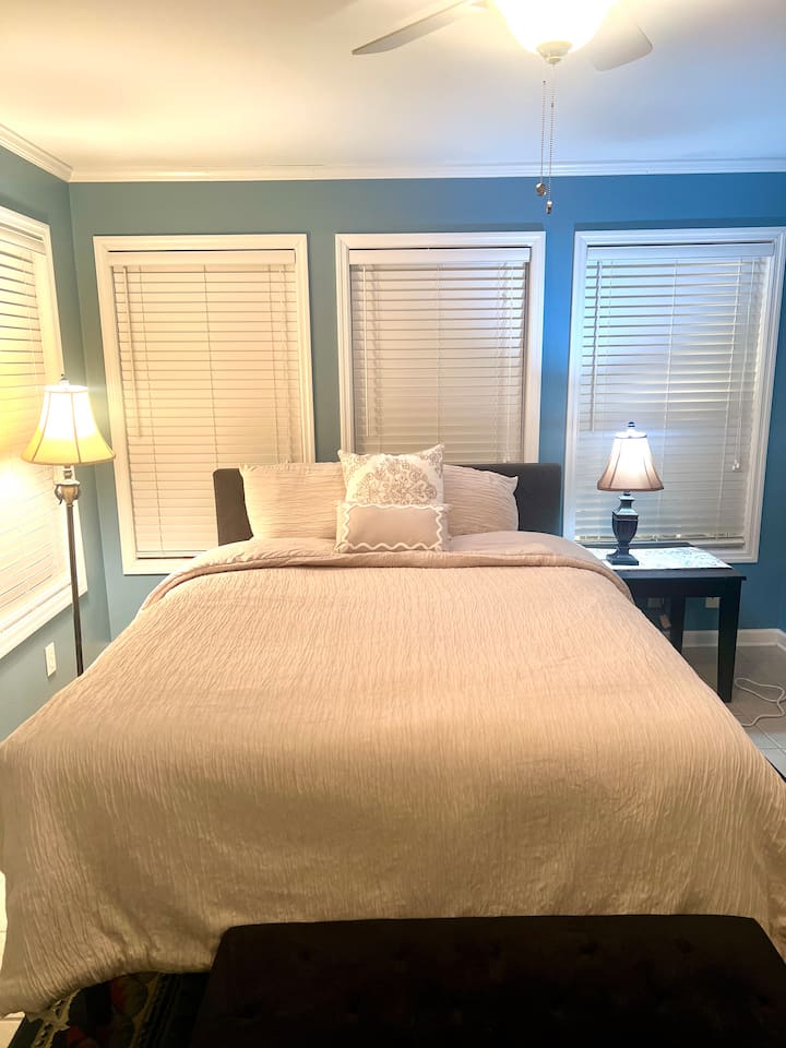 Room W/private Bath & Entry - Knoxville, TN
