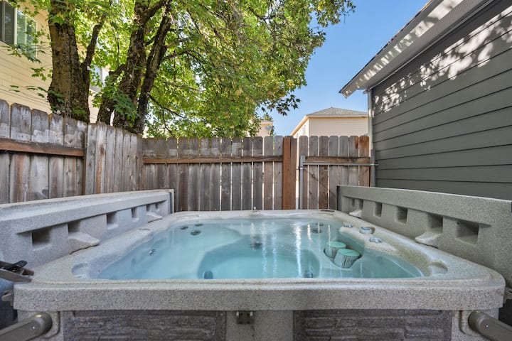 Sandpoint Cottage | Hot Tub | 1 Mile To City Beach - Sandpoint, ID