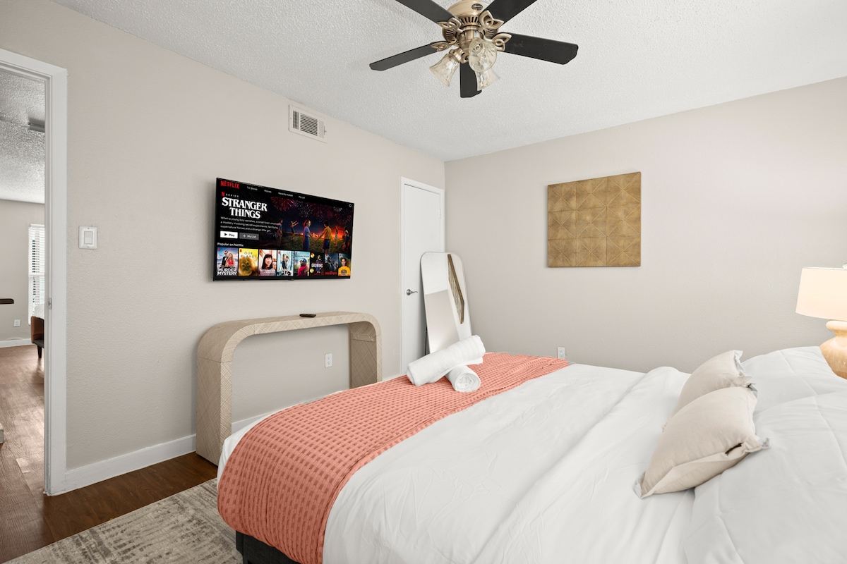 Hyde Park King Suite w/ Sofa Bed - Apartments for Rent in Austin, Texas ...