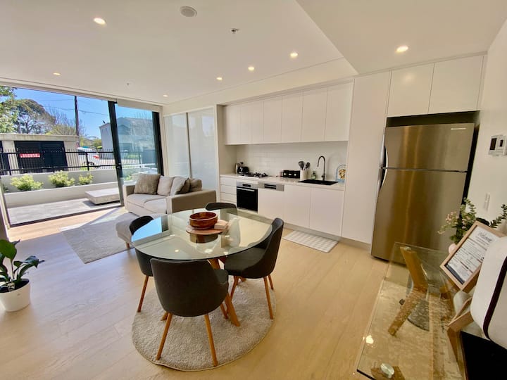 Executive Oasis | Chic 1br + Courtyard Retreat - Sydney