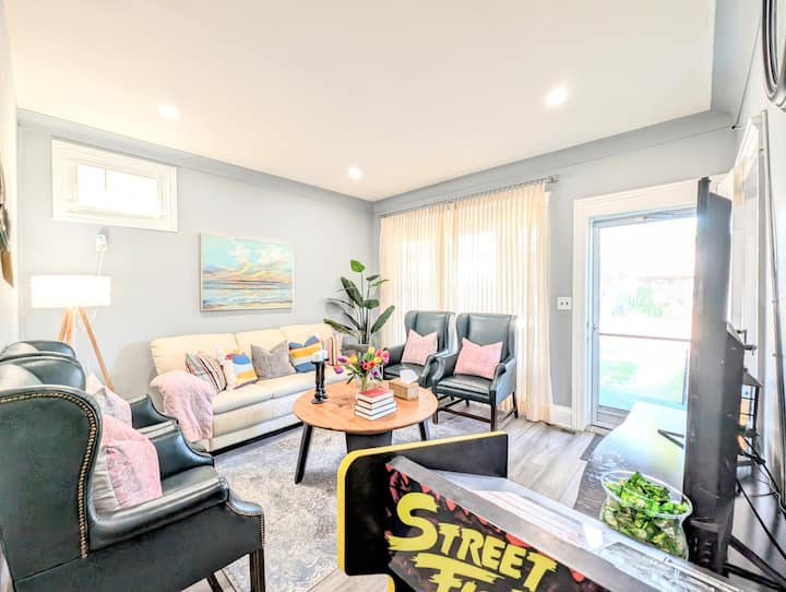 Roomy Home With Karaoke And Arcades - Windsor
